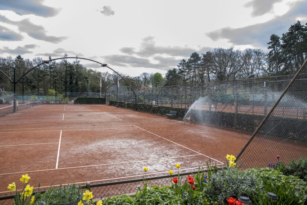 Sproei-installatie tennisbanen op afstand te bedienen - De Heemsteder ...