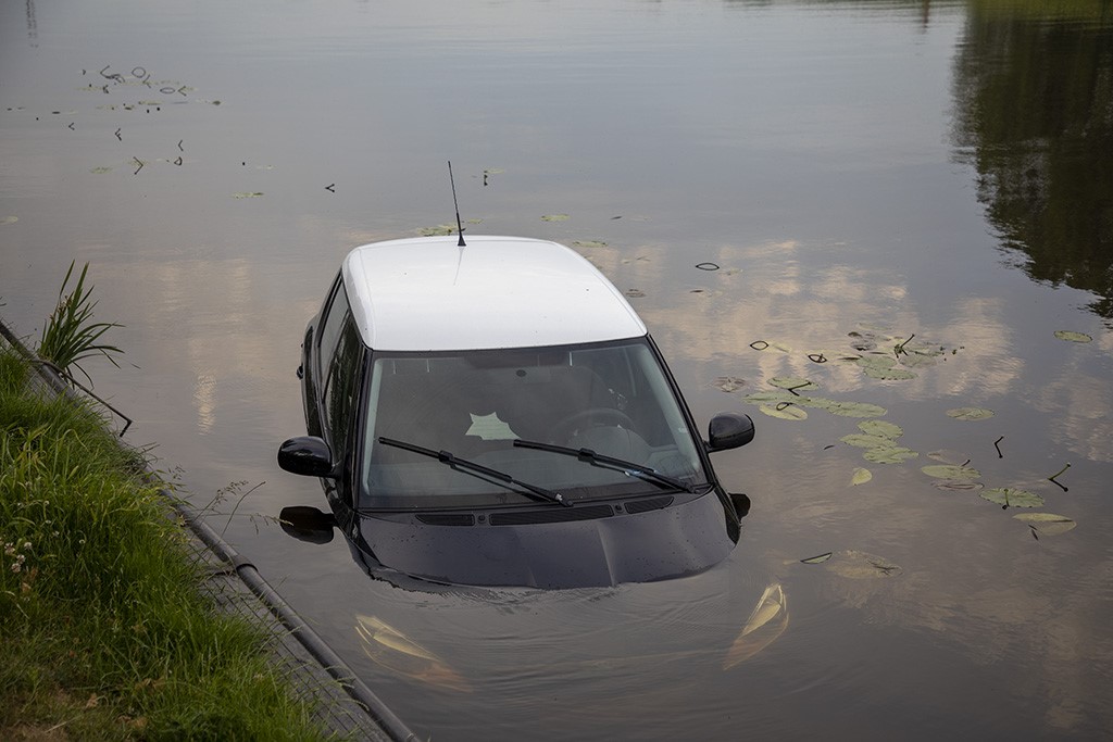 Auto rijdt Ringvaart in - De Heemsteder | Bloemendaler