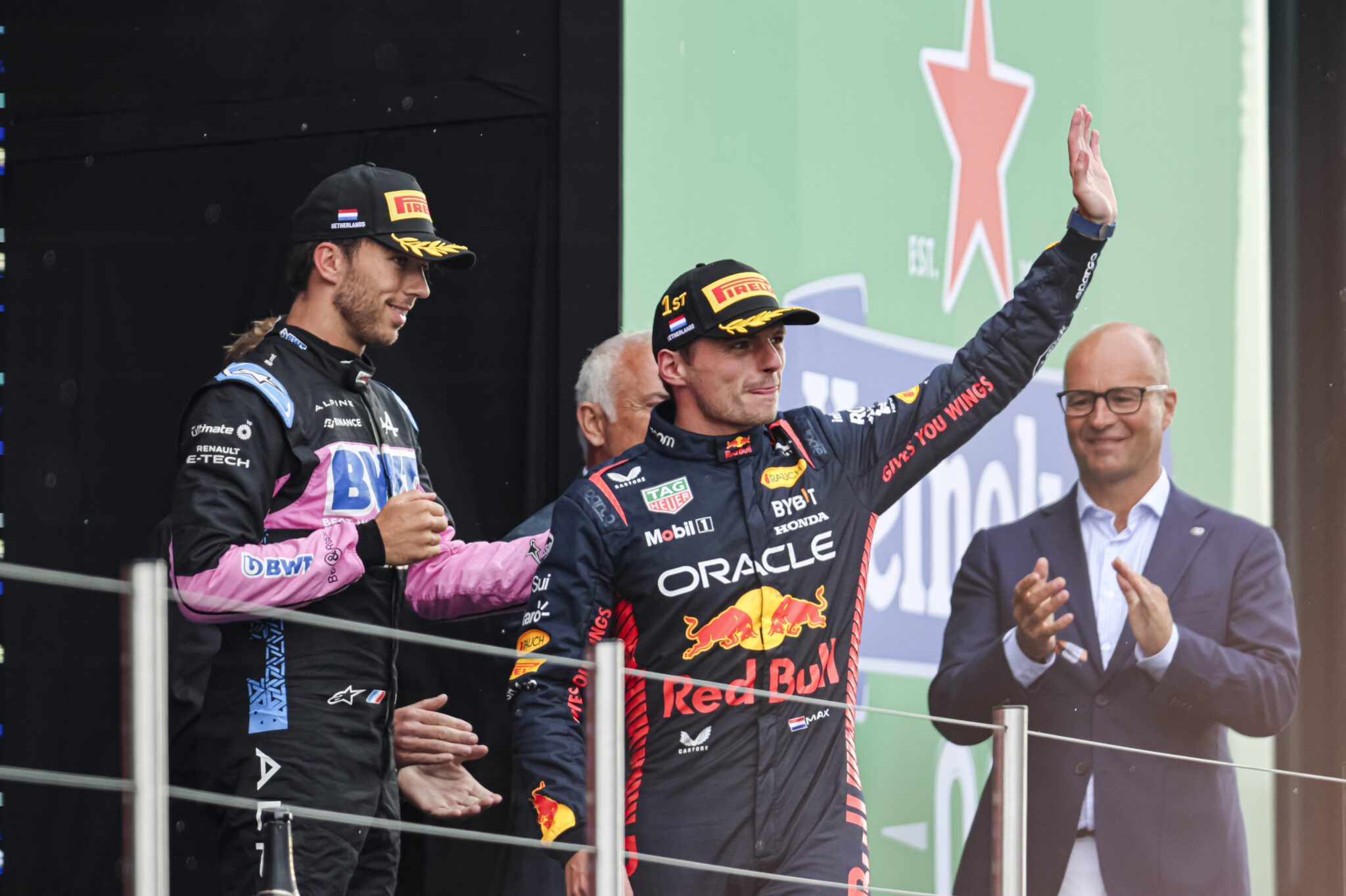 Max Verstappen plonst voor derde keer in overwinning in nat Grand Prix ...