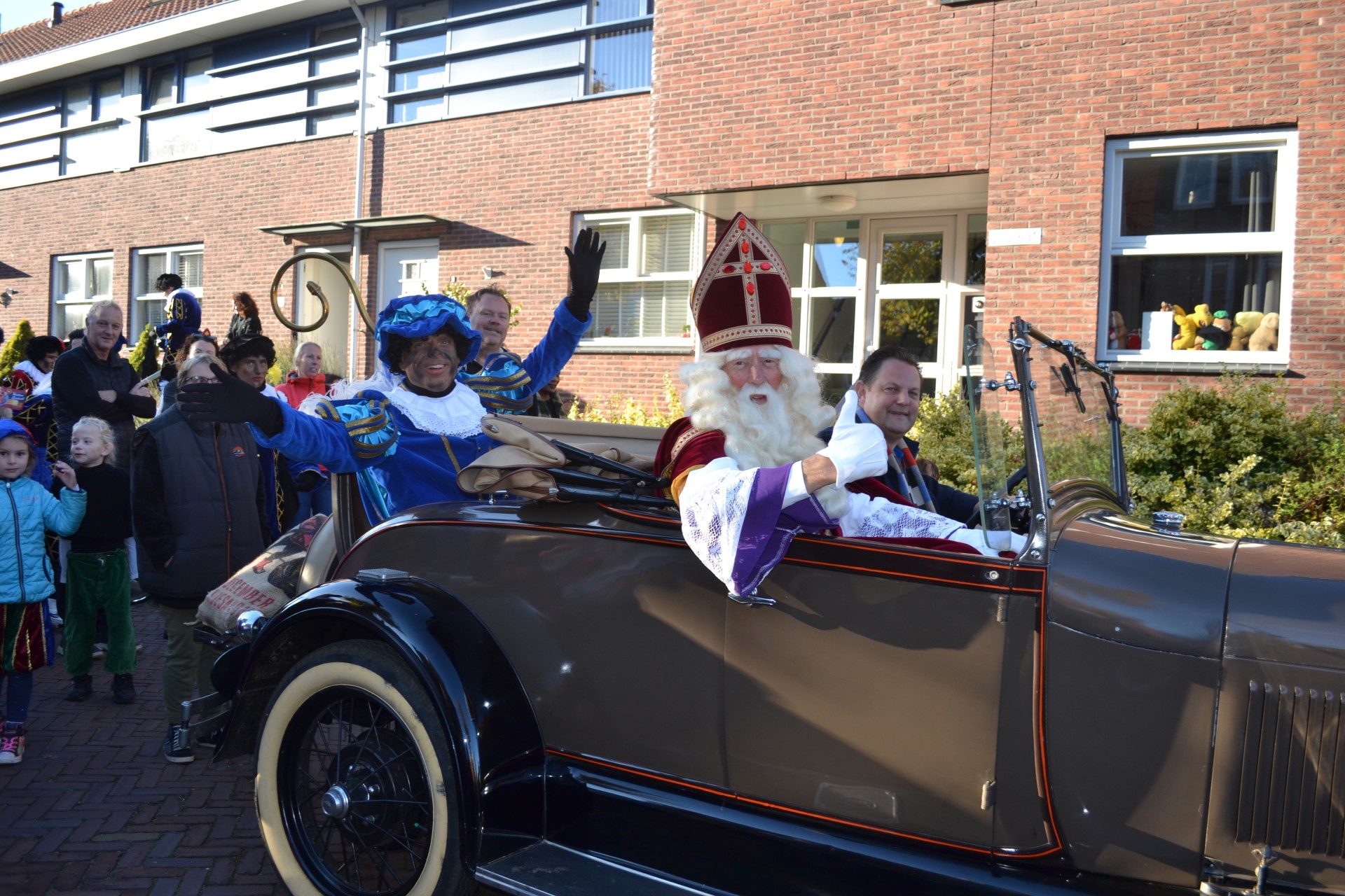 Vol verwachting klopt ons hart: Sinterklaas komt in Bennebroek en Overveen - De Heemsteder ...