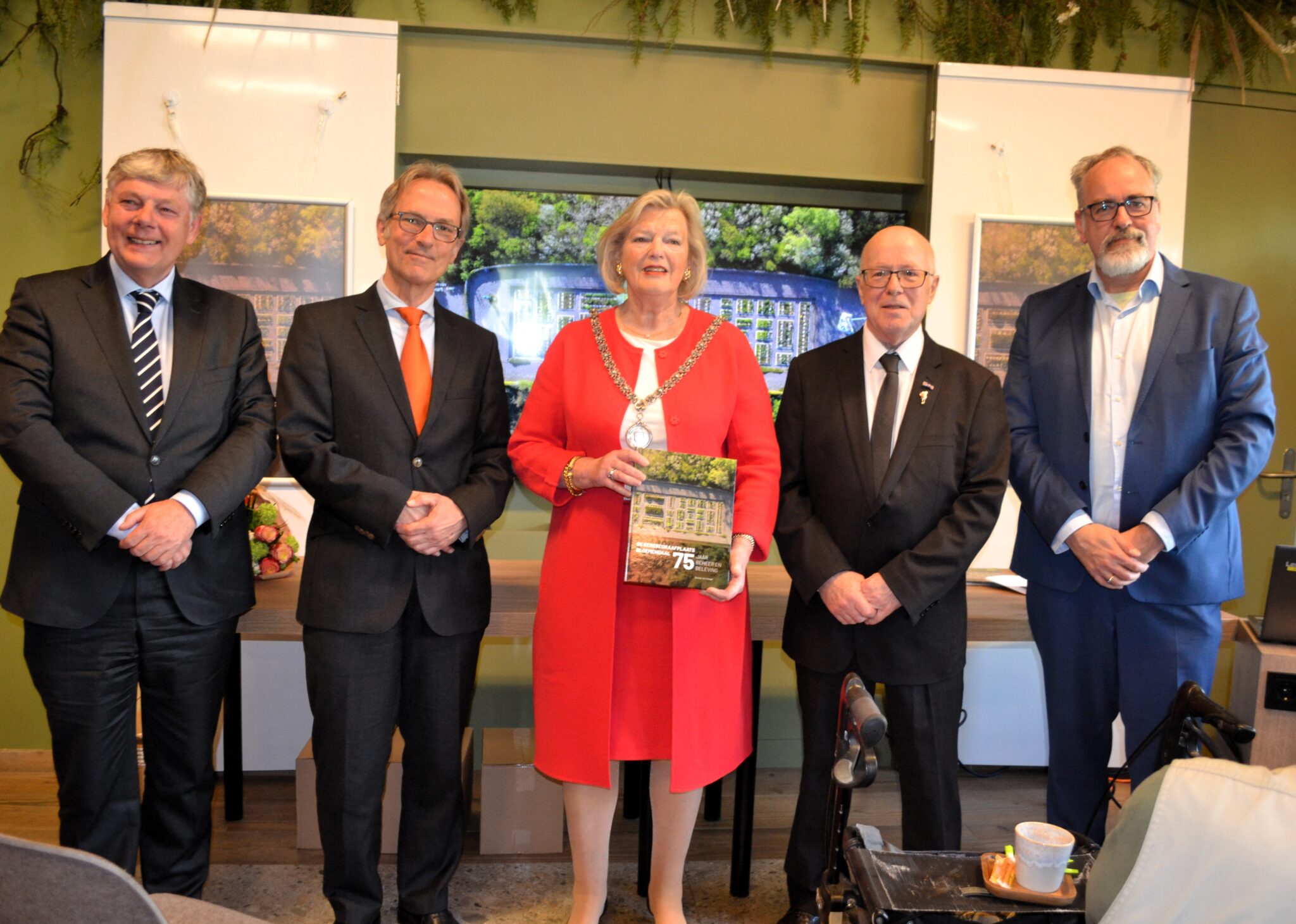 Boek George ten Hoope over Eerebegraafplaats: ‘De strijd om het behoud ...