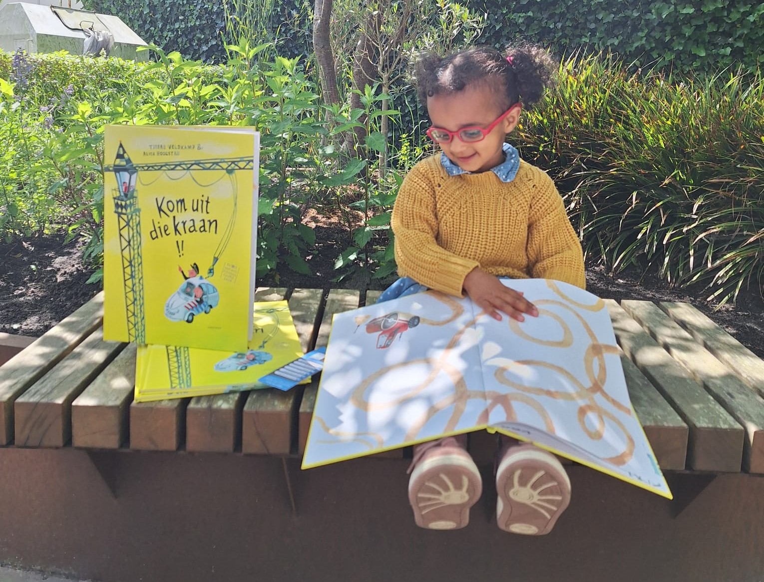 Boekhandel Blokker overhandigt doos met boeken aan kinderafdeling ...
