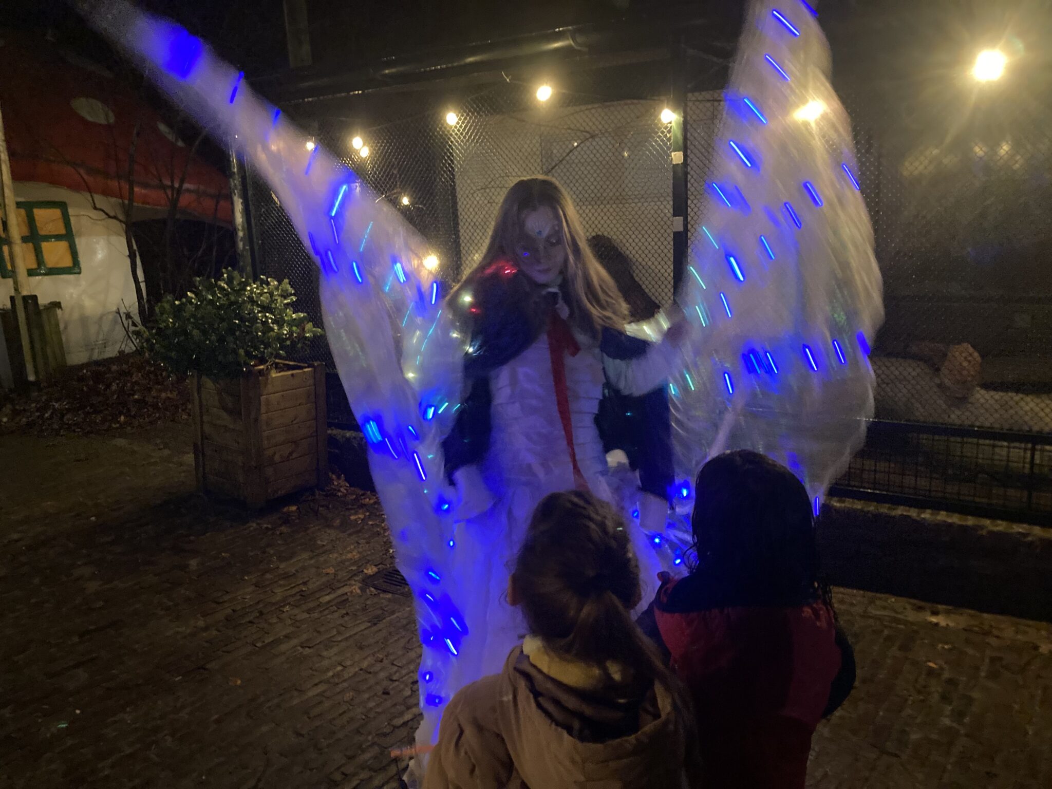 Engel 'Michaela' te gast bij kerstsamenzang - De Heemsteder | Bloemendaler