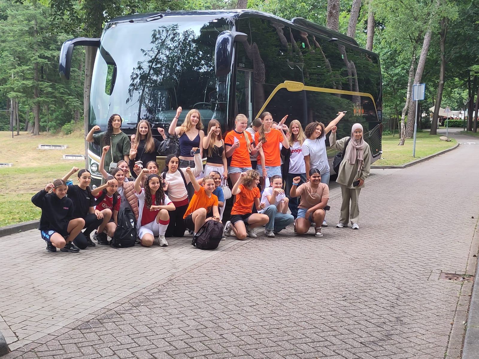 Meiden HBC zwaaien Oranje-heldinnen uit - Oozo.nl