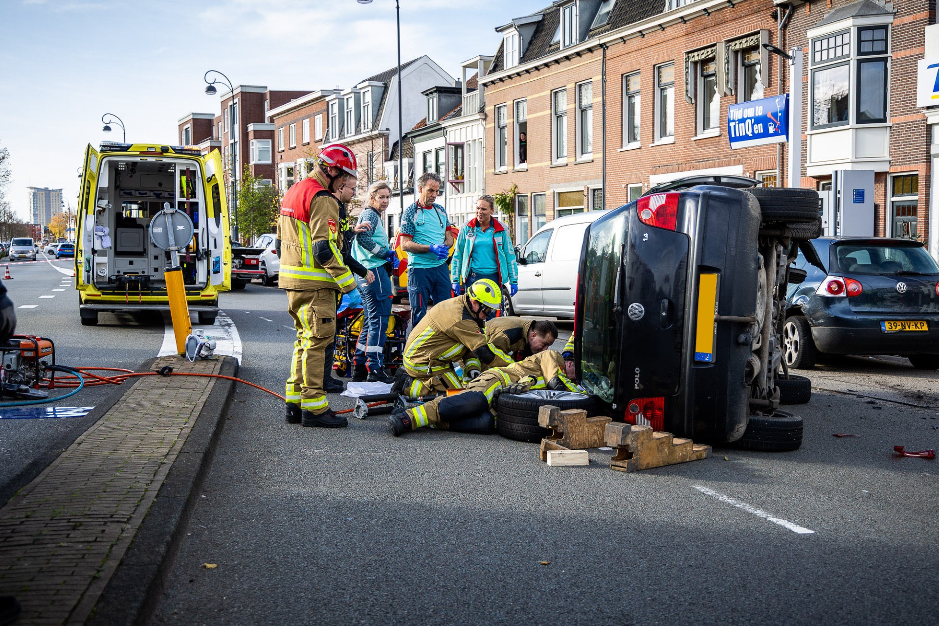 Automobilist belandt met auto op zijkant - De Heemsteder | Bloemendaler